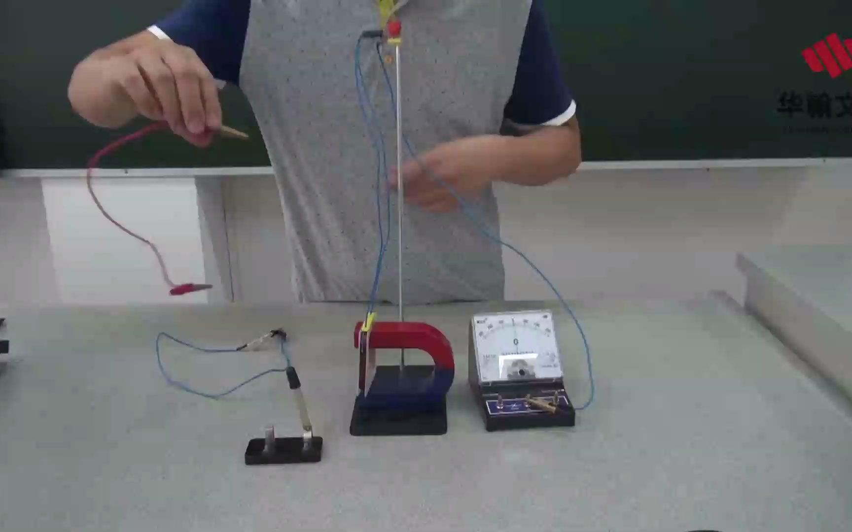 初中物理实验操作考试实例:探究导体在磁场中运动时产生感应电流的...