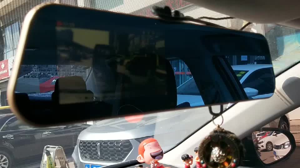 卡罗拉的行车记录仪挂在后视镜上!关闭行车.【来自懂车帝车友圈】