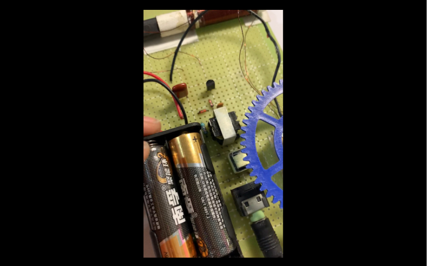 增加了一个音频隔离变压器音频输出已经是正正好好的交流音频输出了