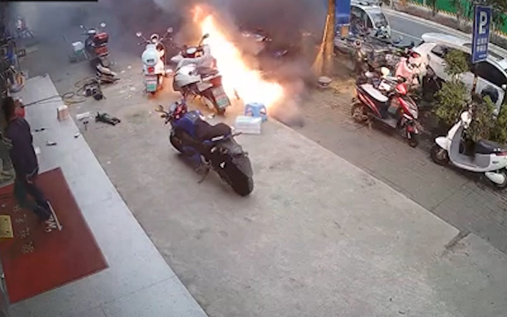 电动车电池发生爆炸自燃,现场火光冲天黑烟滚滚