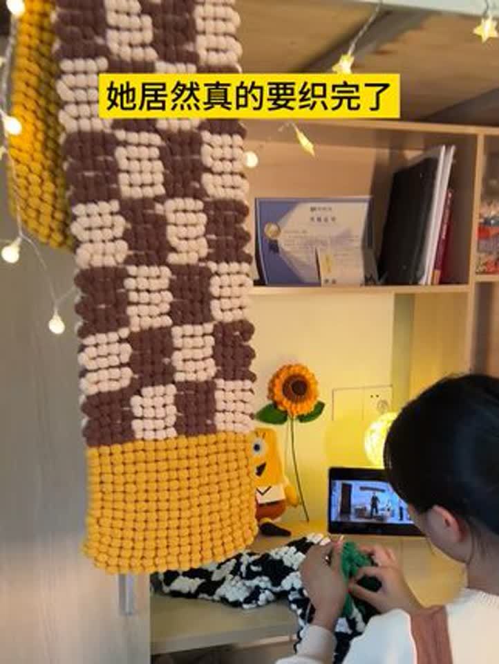 当代大学生有手就能织的新型围巾,涨见识了~#手工diy #毛线编织 #围巾