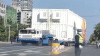海南文昌:红绿灯一直不让走,原来都在等这大家伙