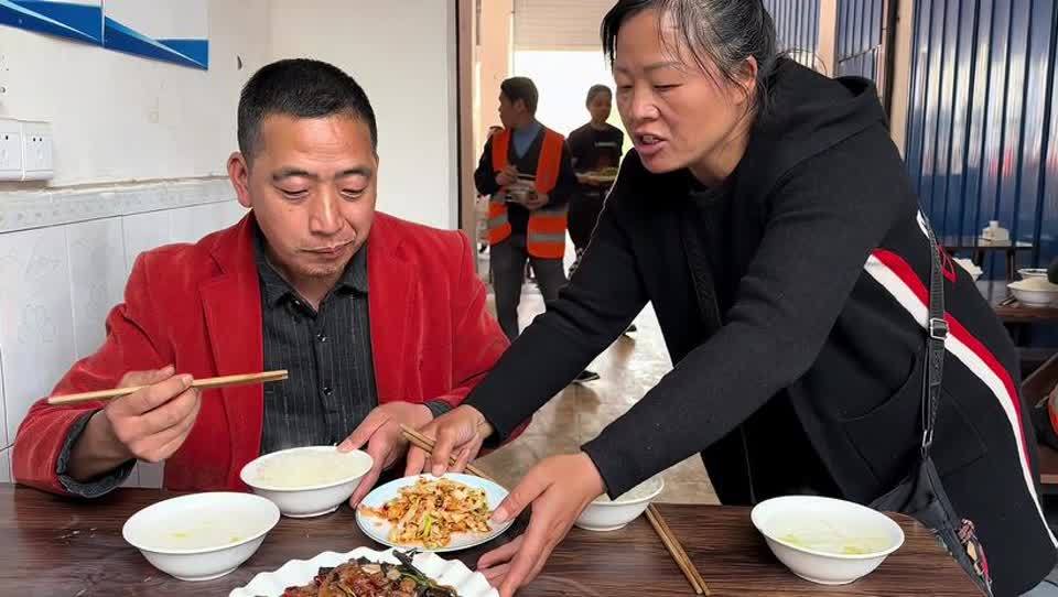 老谭夫妻赶集摆摊卖寿衣,忙完在附近工地吃工作餐,商量着租房子 #赶集