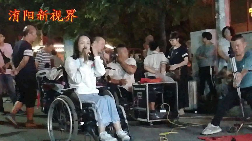 一群残疾人抱团取暖,一起唱歌,歌声震撼夜空