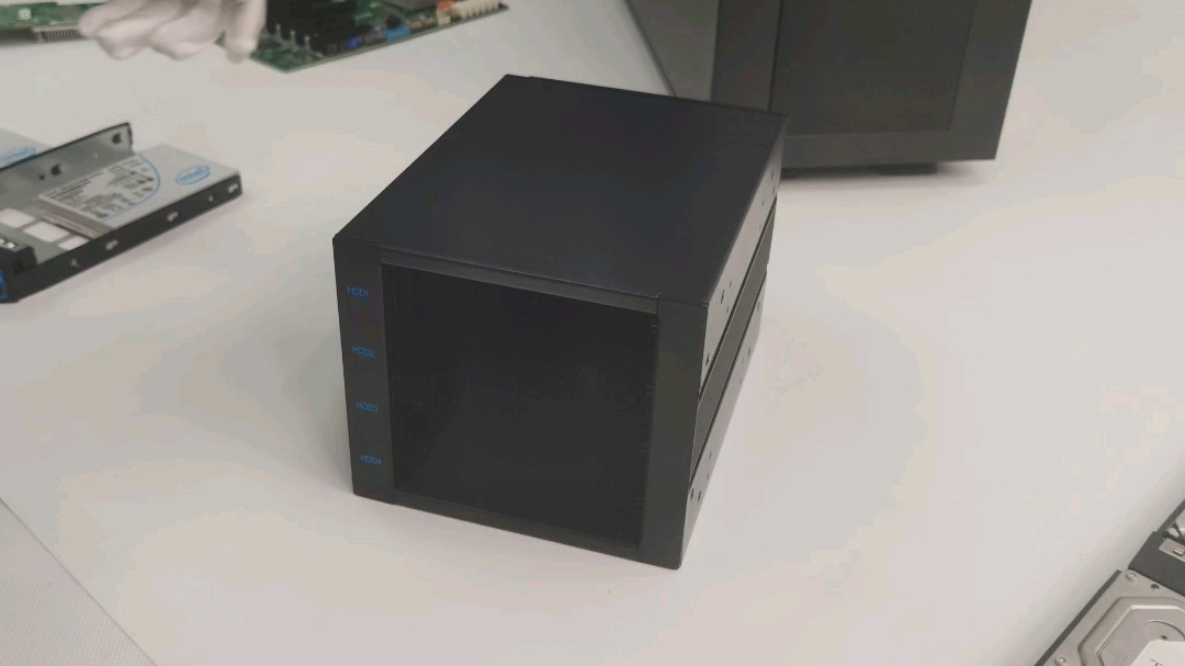 终于推出3光驱转4个硬盘位的模组,支持SATA/SAS/U.2硬盘,兼容性强,...