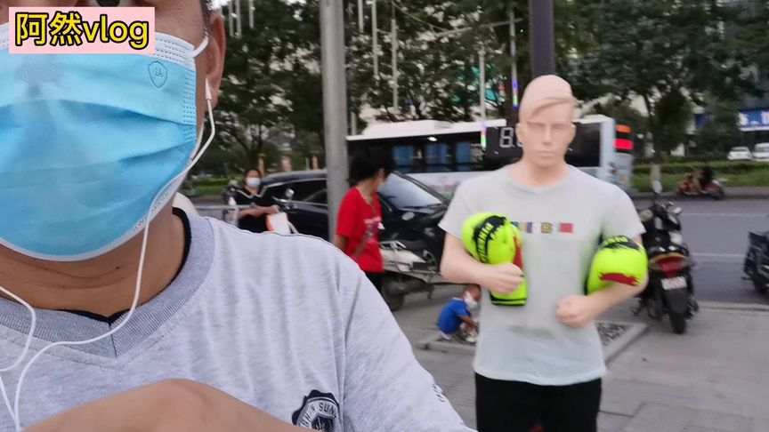 80后买发泄机器人摆摊创业,网上宣传一天赚1000是骗人的,回本难