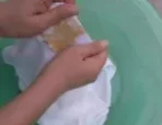 衣服上的油印子洗不掉？立马学会这诀窍，几秒钟油污痕迹自动去除