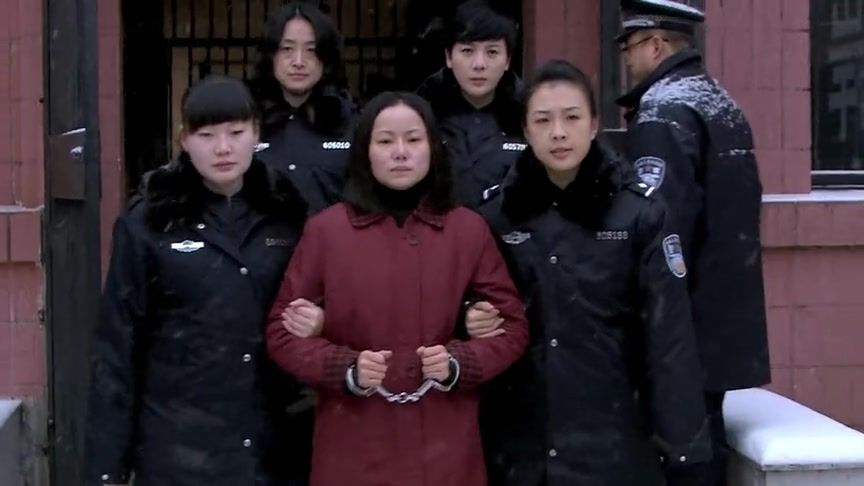女囚执行死刑当天大雪封路,三岁女儿赶来为妈妈送行,场面太催泪