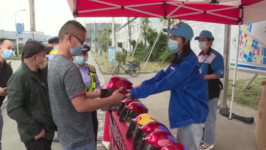 “一盔一带”安全宣传进企业,答题就送头盔,为复工复产加油