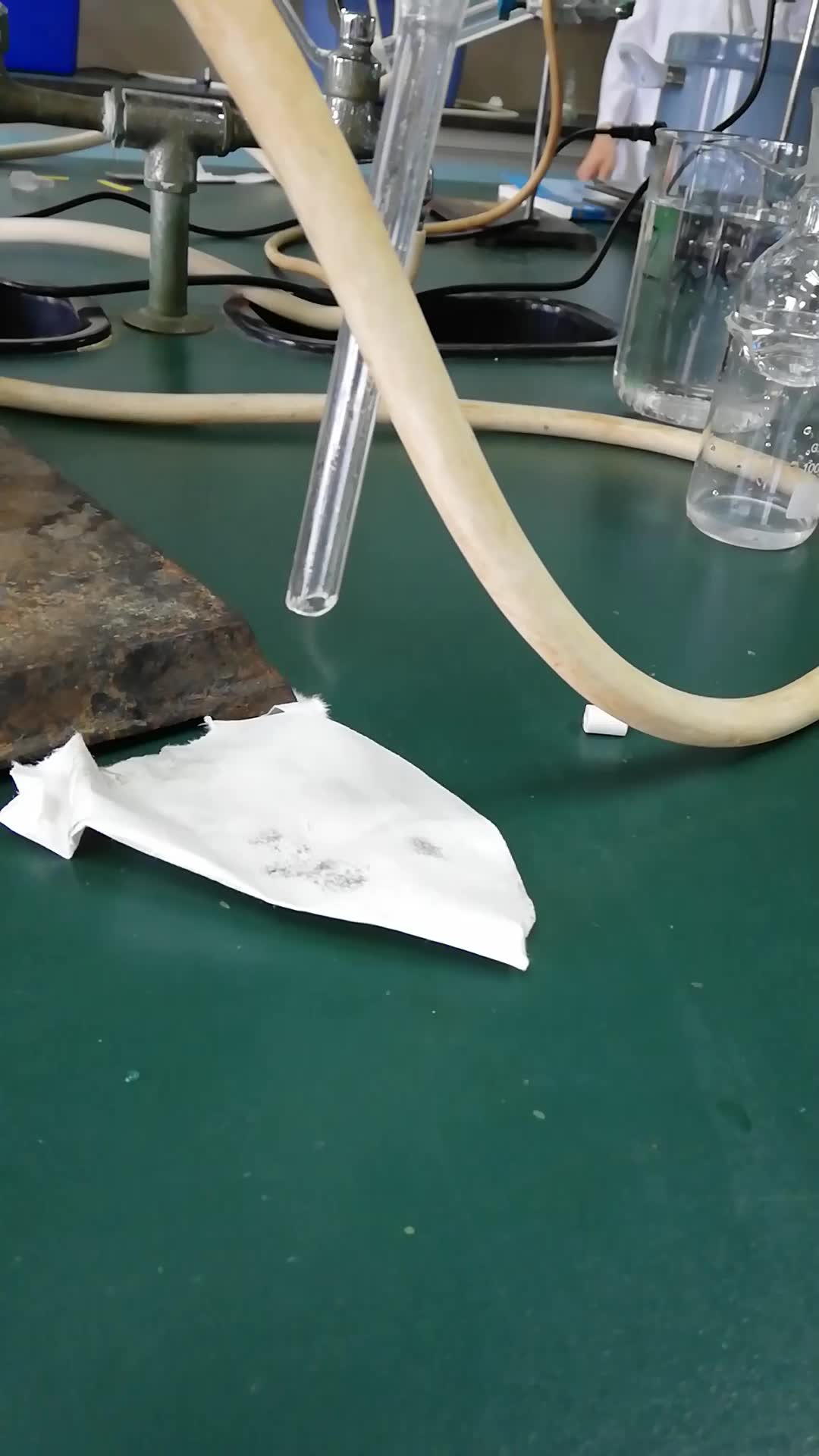 冷凝管已经控制不住这股蒸气了