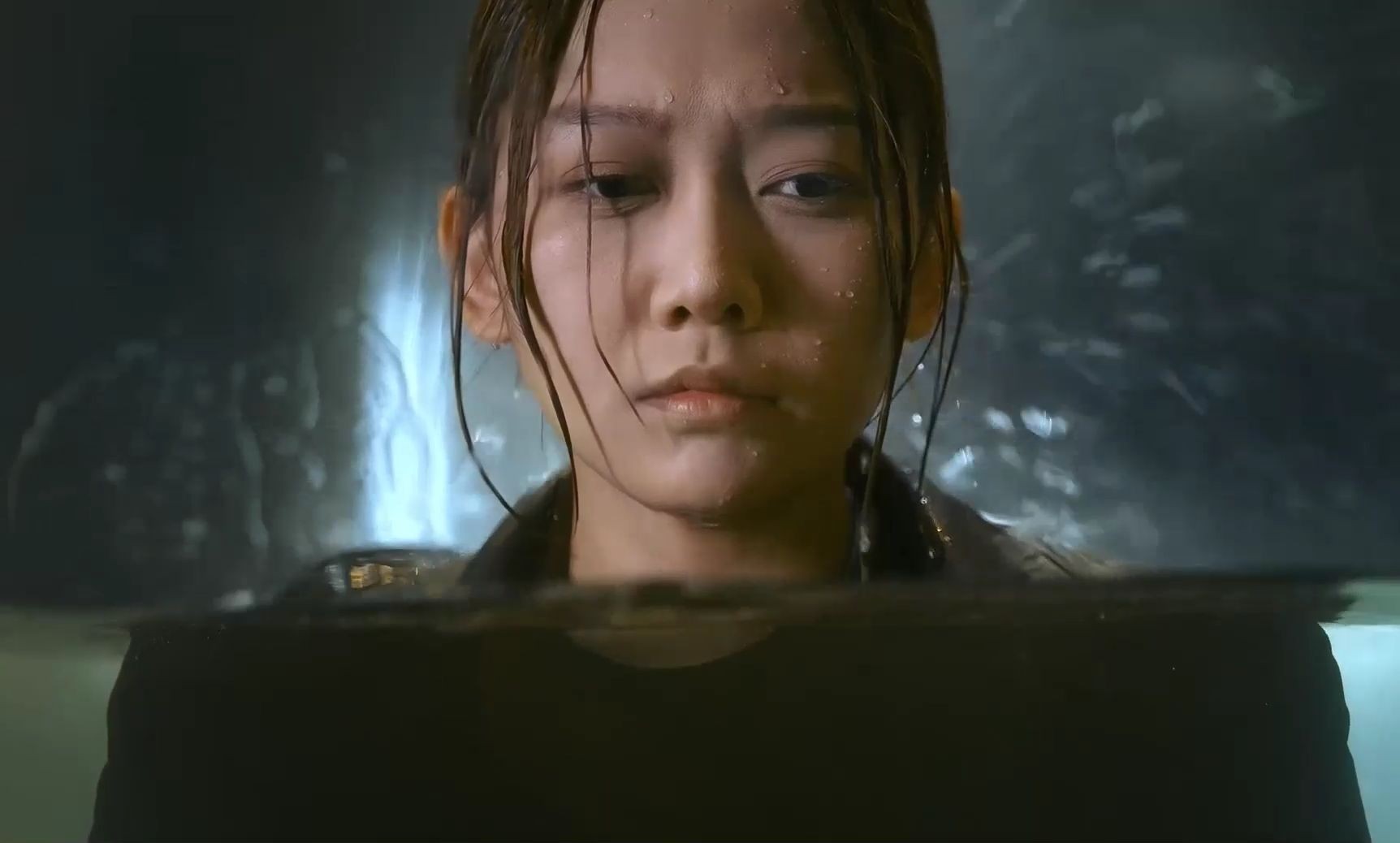 变态男子把美女绑在玻璃缸中慢慢注满水。