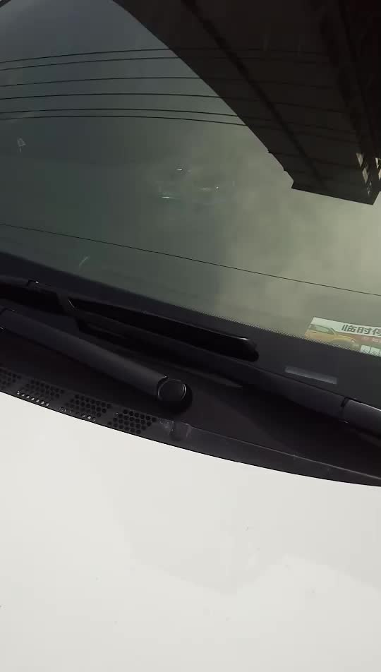 起亚K3的雨刷器更换方法 一定要小心更换 千万不要打着玻璃