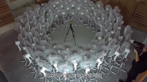 同时启动100台电风扇,能否将人给吹起来?最后场面一度尴尬