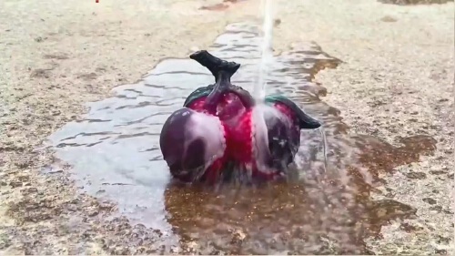 这款荔枝茶宠太好玩了,用水一浇竟然还会变色,忍不住让人咬一口!