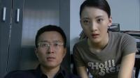 女警很聪明,及时把口香糖定位器放嘴里,在上车之前粘在车轮上