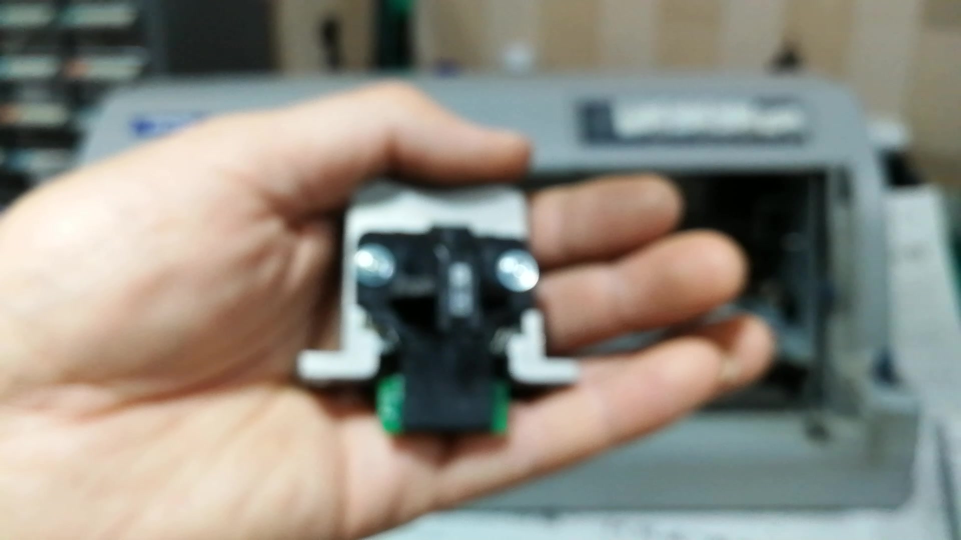 爱普生690k打印机开机一直转、然后就显示缺纸及打印时频繁暂停