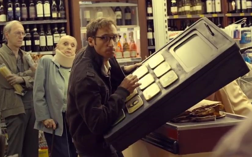 欧美广告|严重怀疑是支付宝的海外投放广告,你还敢刷卡吗?