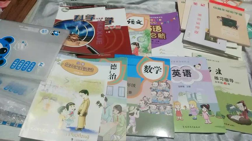 #开学季 上了一天的班回来加班给她们包书皮#课本 #书皮