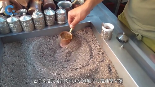 可以无限续杯的咖啡壶,在沙子里转一转,就能得到满杯咖啡