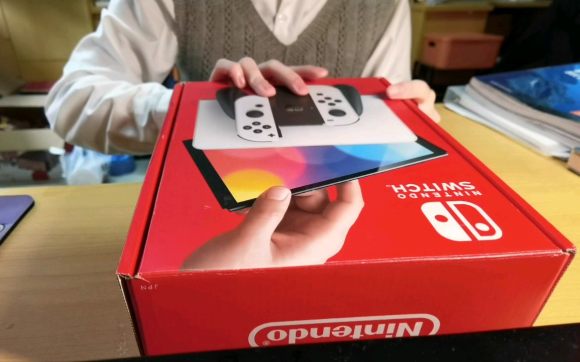 男大学生全款入手日版Switch oled+塞尔达二手卡带