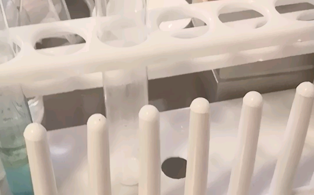 盐酸和氢氧化钠的剧烈反应,所使用的药品有腐蚀性,没有安全的防具,...