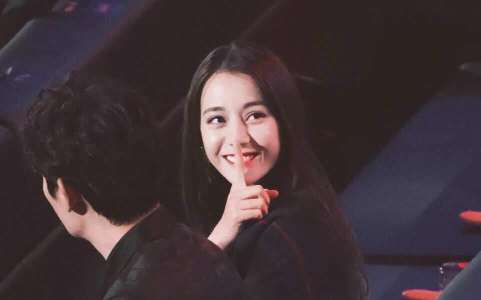 (迪丽热巴微博之夜)^ω^甜热热对粉丝的比心心!