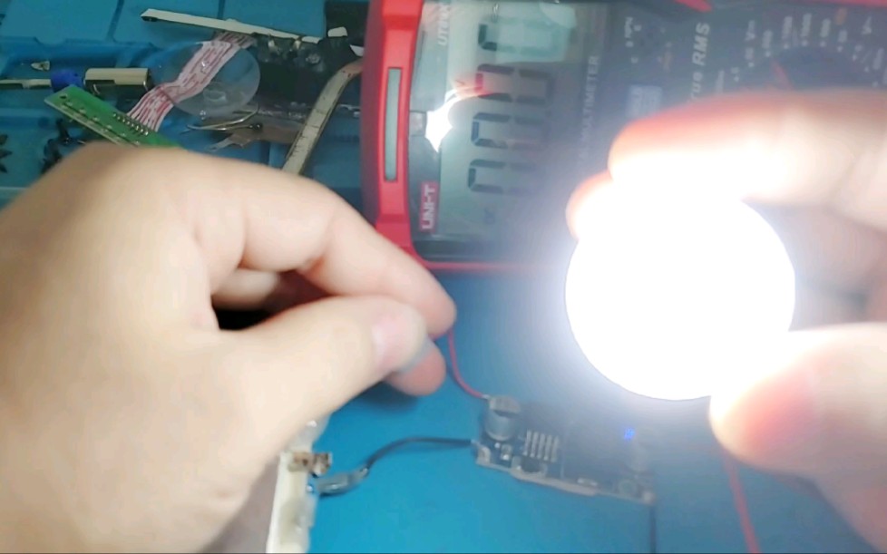 笔记本电脑拆的旧电池扔了?还可以自己DIY做应急照明灯。