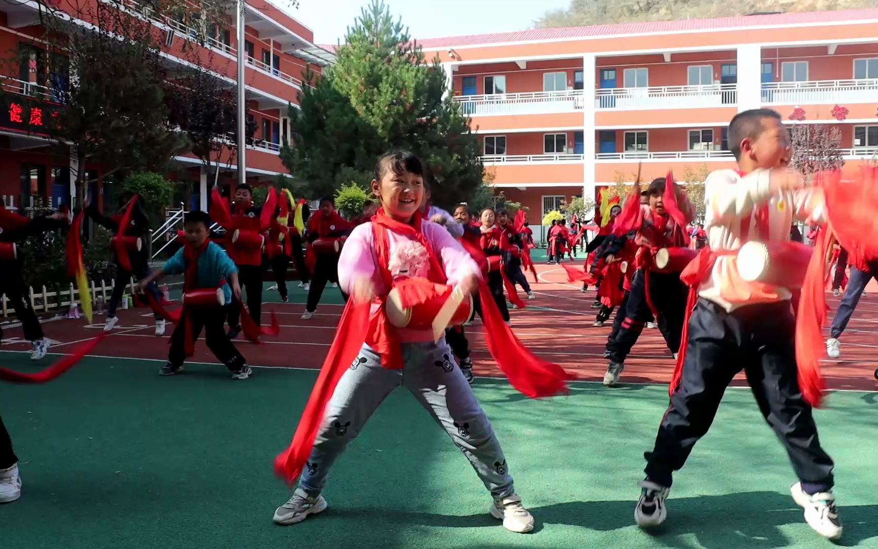 安塞腰鼓教学:二小三4班斗志昂扬精神饱满,刻苦练习提高技艺