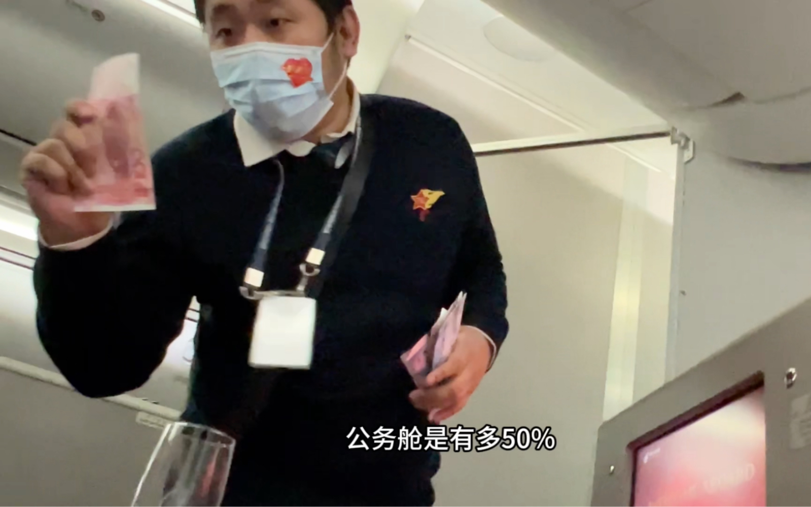 航班延误,国航直接飞机上发钱,白金卡还多给100,空姐服务太贴心