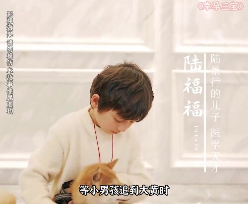 小男孩突然发现了一个和自己一模一样的男孩