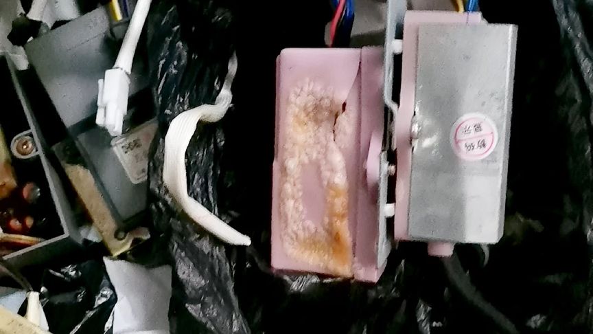 家电维修,维修零件换下来的,收了一台空调