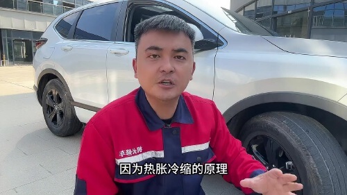 开车上路仪表盘上出现了这个标志,赶紧靠边停车,别大意