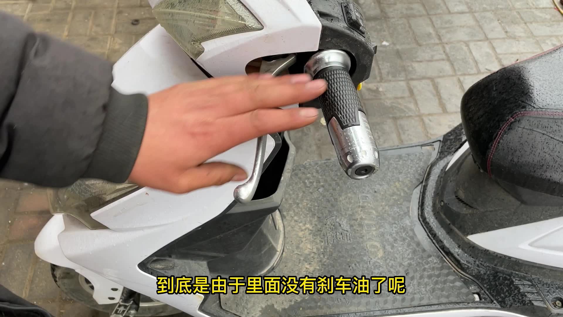 这才是给电动车碟刹排空气最简单的方法,一个注射器就能轻松搞定
