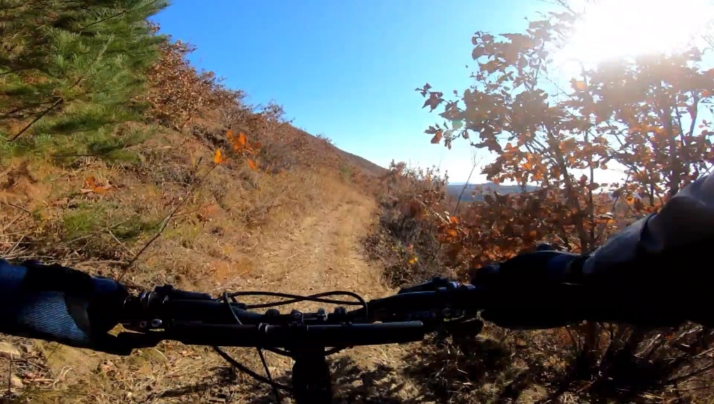山地车越野骑行,林道越野发现看山人的窝棚,xc硬尾山地穿越骑行