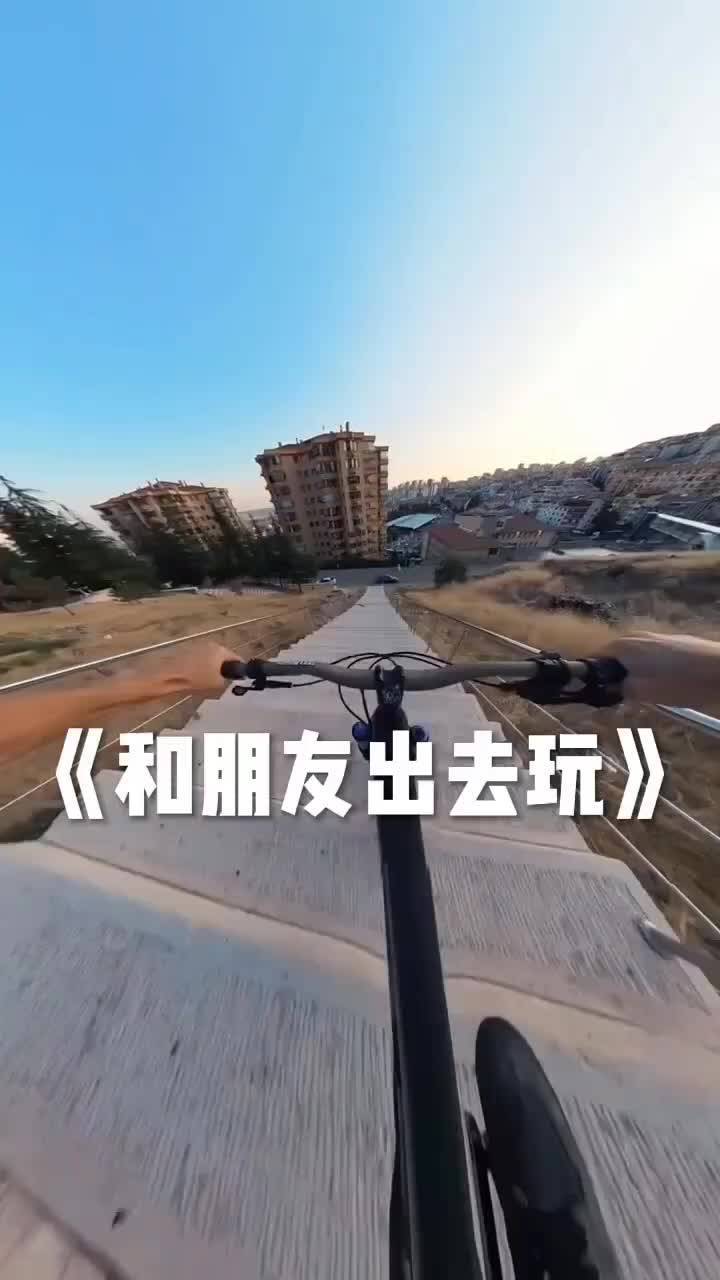 和朋友出去玩 见到美女go go go