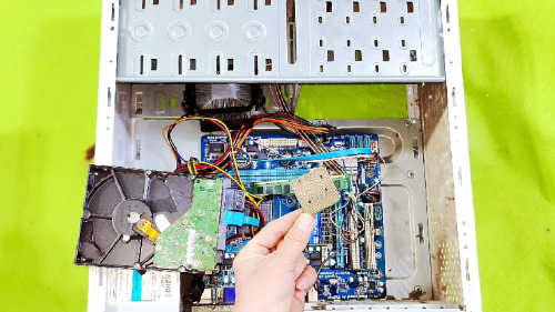 废旧电脑主机真的能提炼黄金吗?把这几个零件拆掉,千万别卖废品