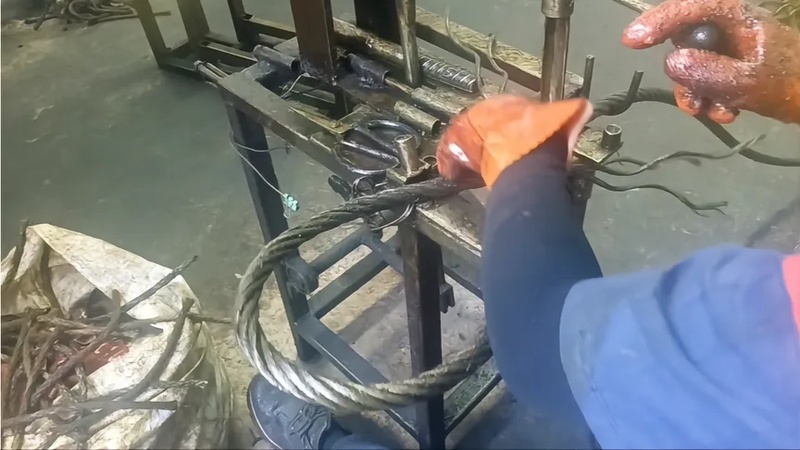 农村钢丝绳插编师傅用这种神器,插编绳索及快又省力,看看咋样