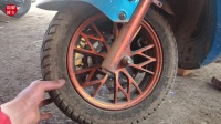 电动车真空胎半路跑气怎么办?推着走吗?用我这方法直接就可骑行