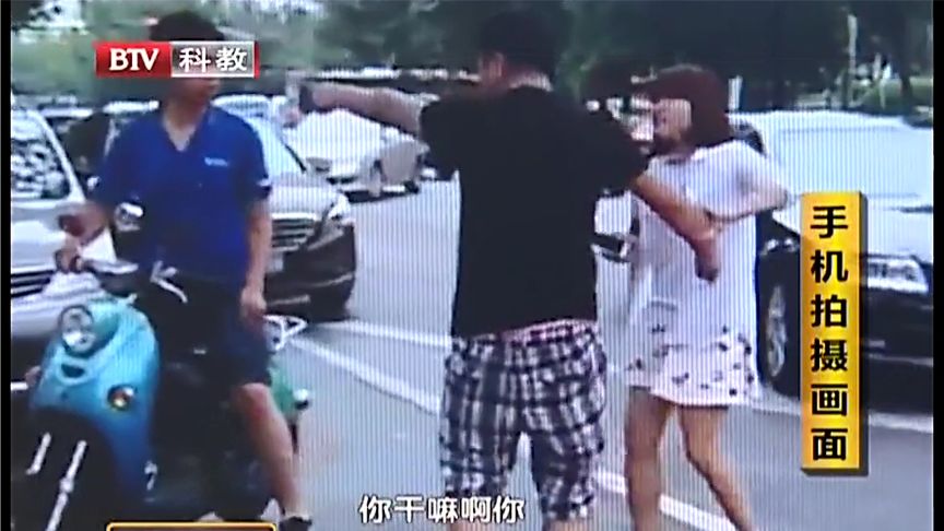 嚣张男酒驾逆行撞车,下车见人就打,警察一来抢车逃跑撞死人