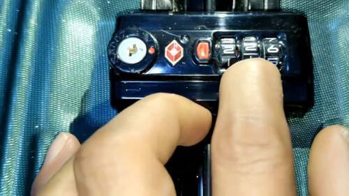 行李箱密码忘了别急!师傅绝招3秒开锁,学不会我吃了它