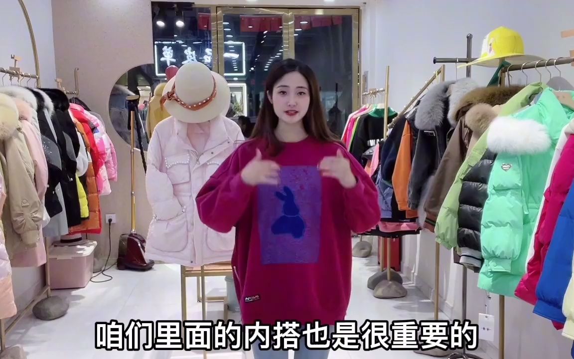 新年减龄穿搭,白色体恤搭配浅黄色羽绒服,时尚显白不挑人!