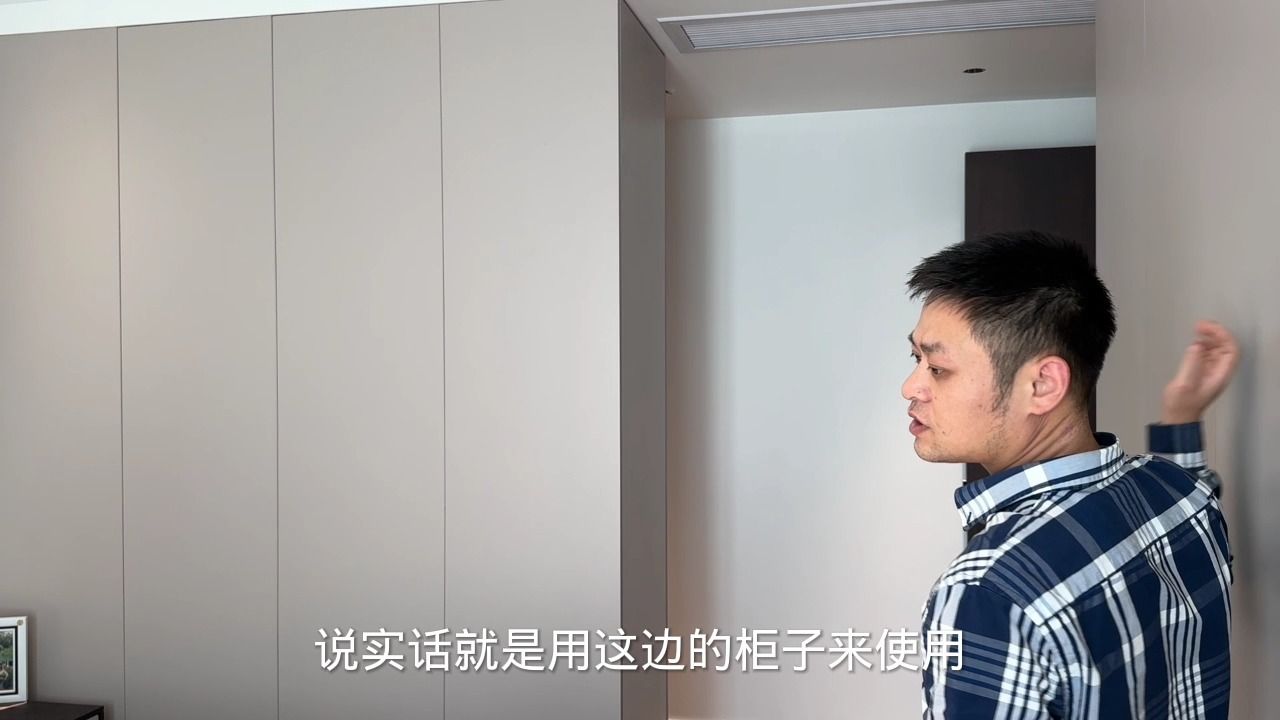 转角衣柜遮挡卫生间门,空间虽然有点拥挤,但储物多符合业主需求