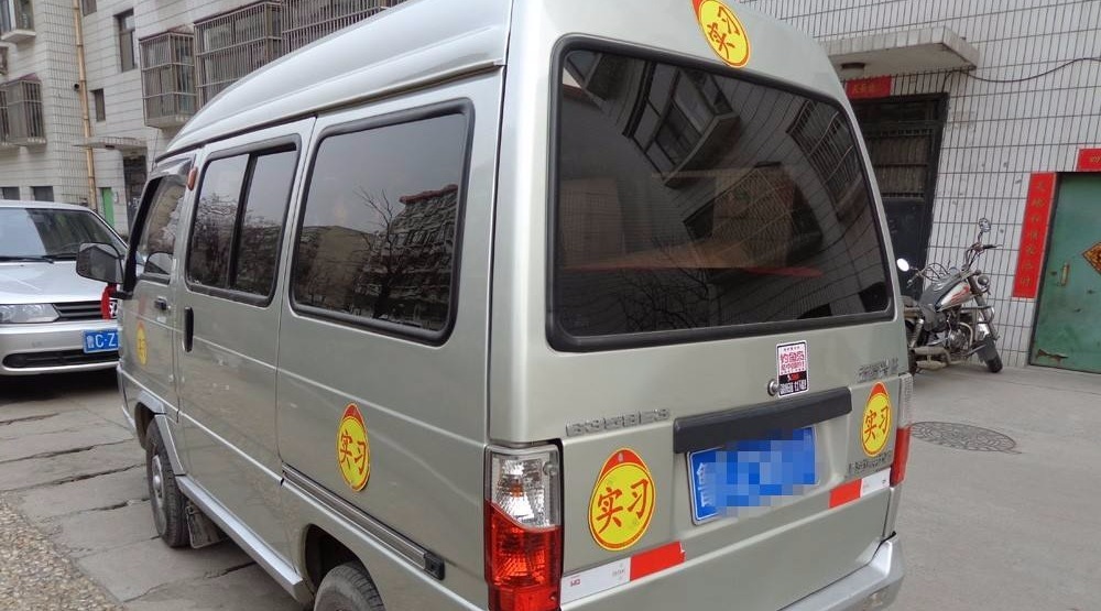 新手司机学学,实习标志这么贴,一年之后撕下来,车都被你气哭了