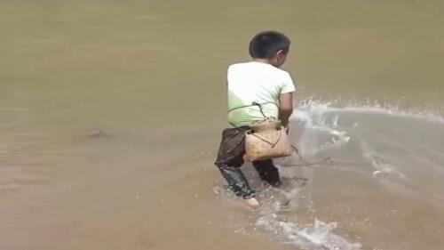 爷爷传下来的撒网技巧,河南小伙学到了精髓!这技术不服不行!