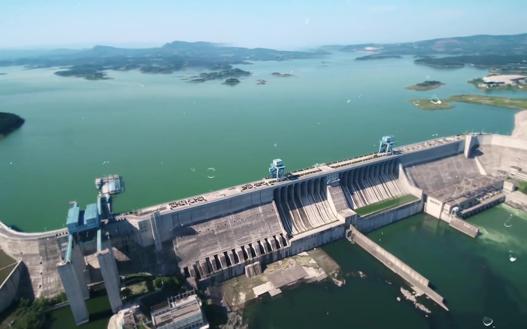 《节约用水宣传片》一滴水只有0.05克,听起来微不足道