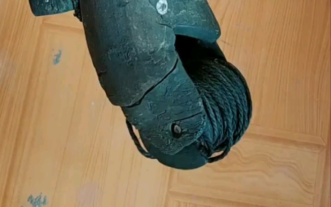 老木匠自己做的牛角墨斗,用了50多年了,有点裂了,但还能用