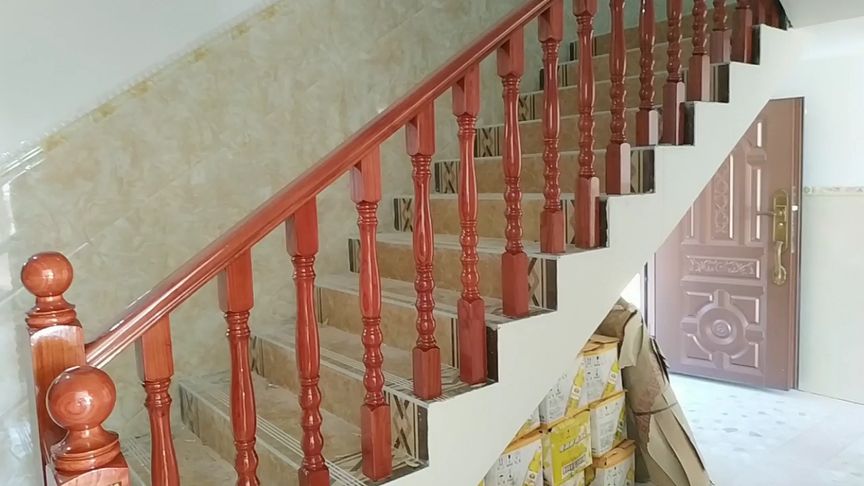 农村自建房选择实木楼梯扶手,这样一二一的安装才更安全