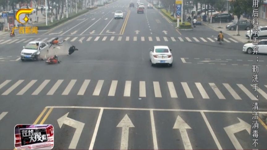 女子骑电动车闯红灯,被轿车撞飞,身受重伤命悬一线!
