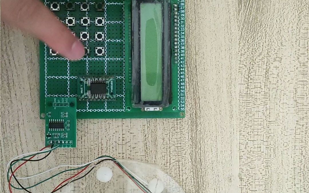 基于51单片机电子秤HX711语音播报计价LCD1602液晶显示锂电池供电