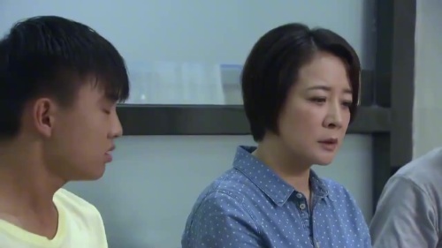 女儿抢救无效死亡,亲妈不相信抱着尸体狂摇,下秒奇迹出现